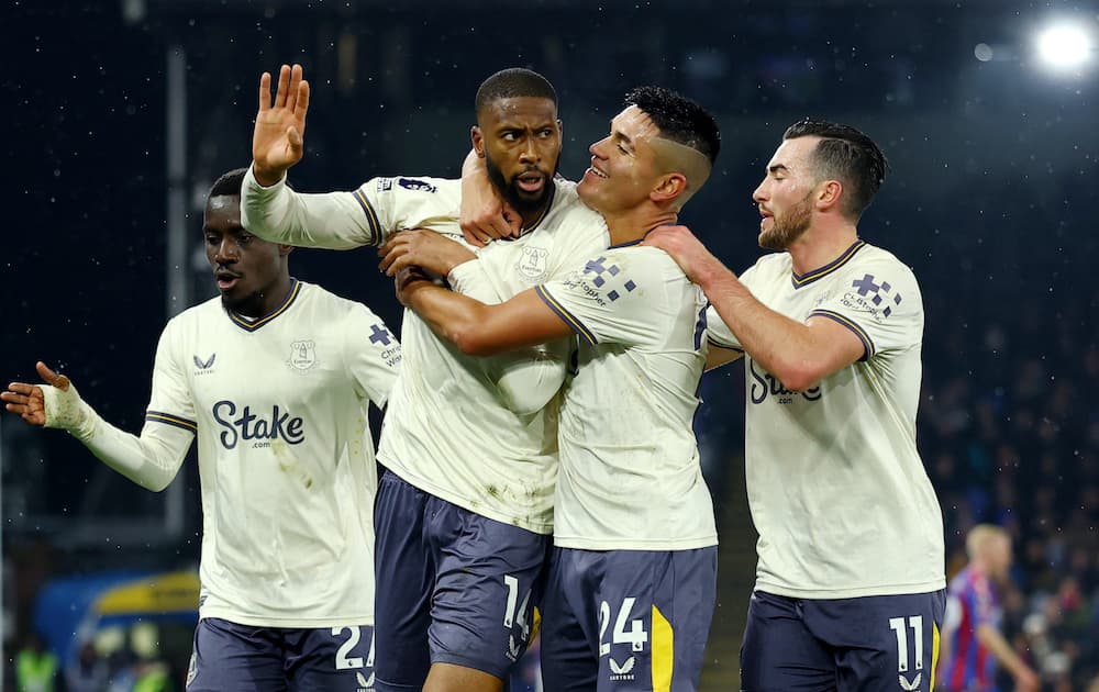 FPL notes: Beto “getting better”, Eze's fitness + van den Berg injury