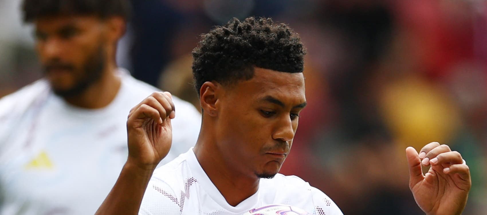 2pm team news: Howe rotates, Adingra + Elliott subs